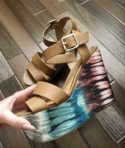 Босоножки на танкетке Aldo