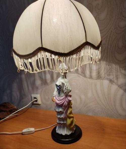 Фарфоровая лампа настольная