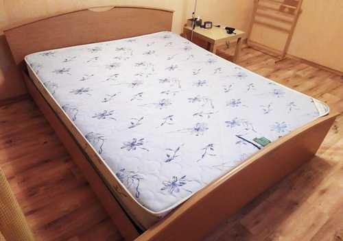 Кровать двухспальная 160 х 200 с матрасом