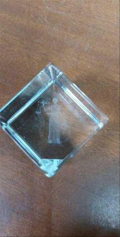 Сувенир стеклянный куб с голограммой Весы
