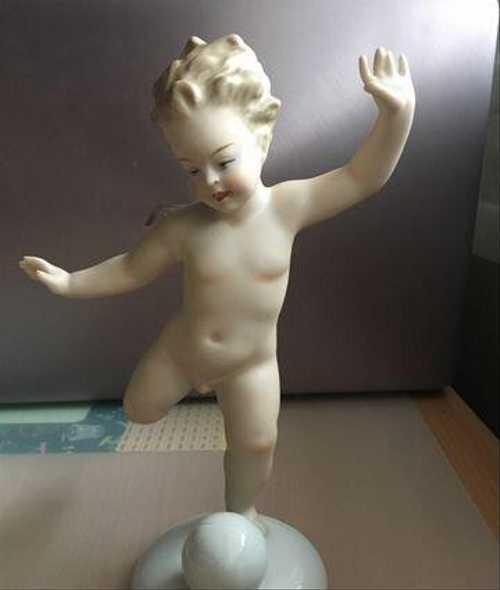 Фарфоровая статуэтка Путти с мячом