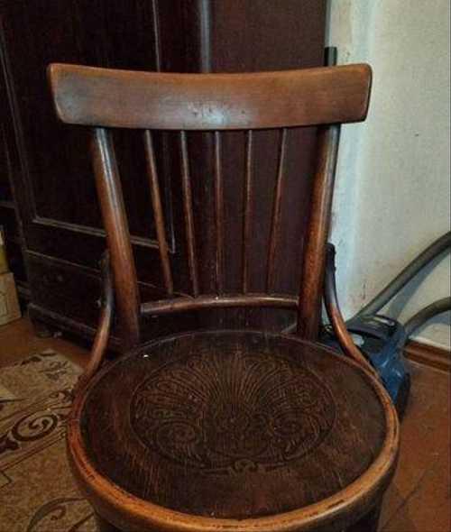 Старинные деревянные стулья