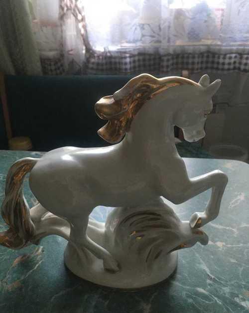 Фарфоровая статуэтка -конь