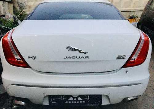 Ягуар XJ сзади