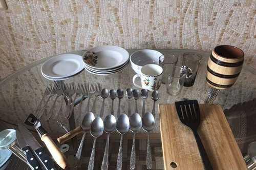 Тарелки, столовые приборы, ножи, доска разделочная