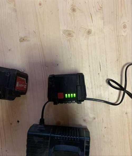 Зарядное устройство и два аккумулятора от шурупове