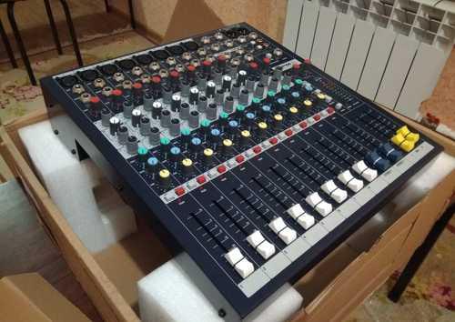 Микшерный пульт Soundcraft EPM8