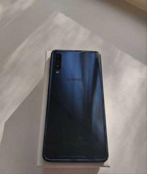 Телефон Samsung A7 2018