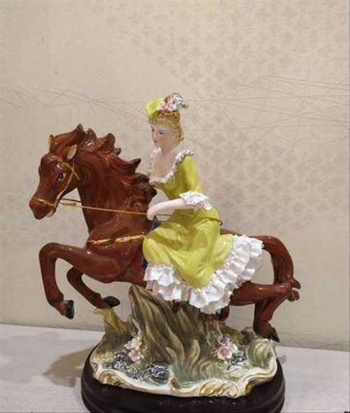 Фарфоровые статуэтки девушка на коне