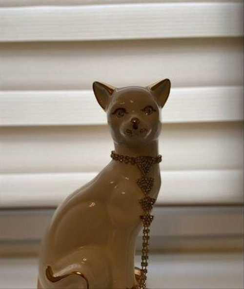 Фарфоровая статуэтка кошка с цепочкой 25см