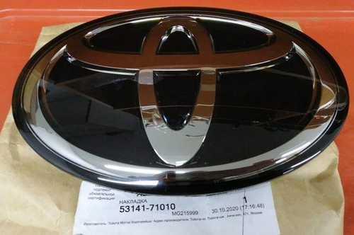 Эмблема решетки радиатора Toyota Land Cruiser 200