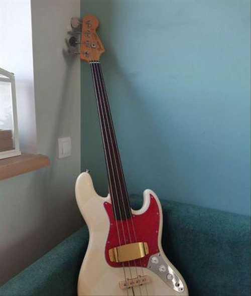 Бас гитара fender jazz bass fretless japan