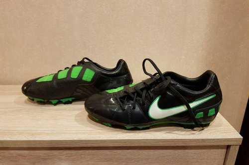 Футбольные бутсы Nike T90