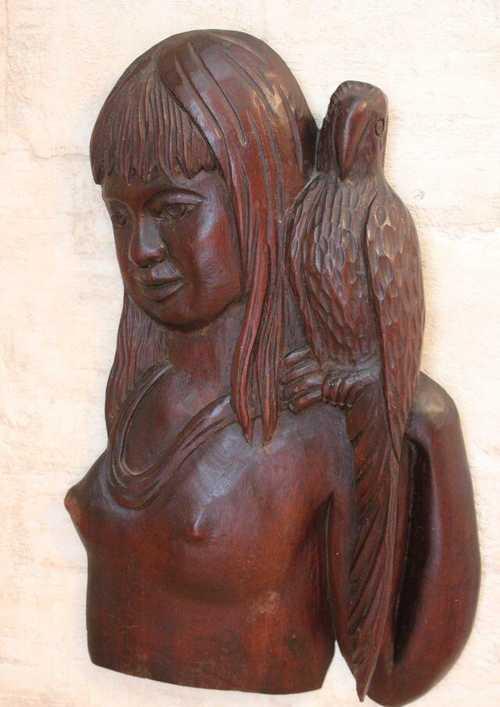 Резное деревянное панно "Девочка с попугаем"