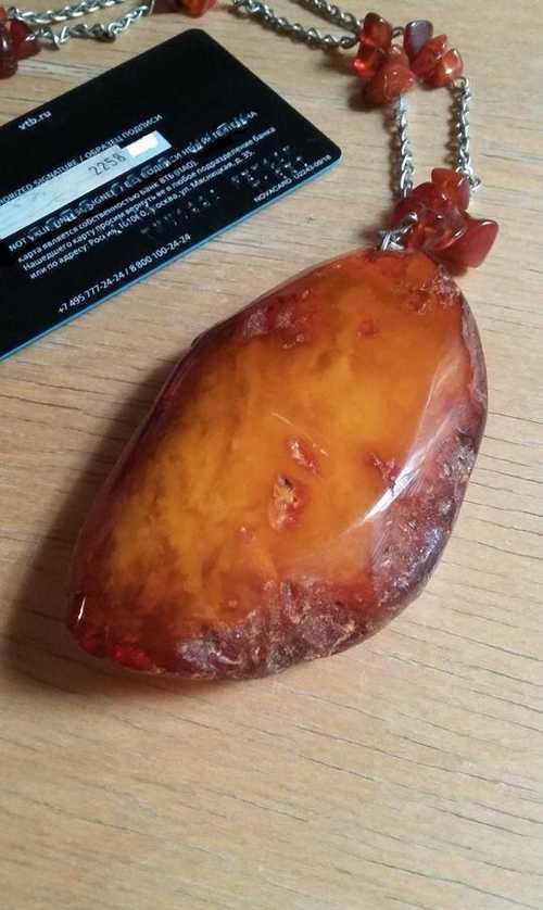 Кулон янтарный большой