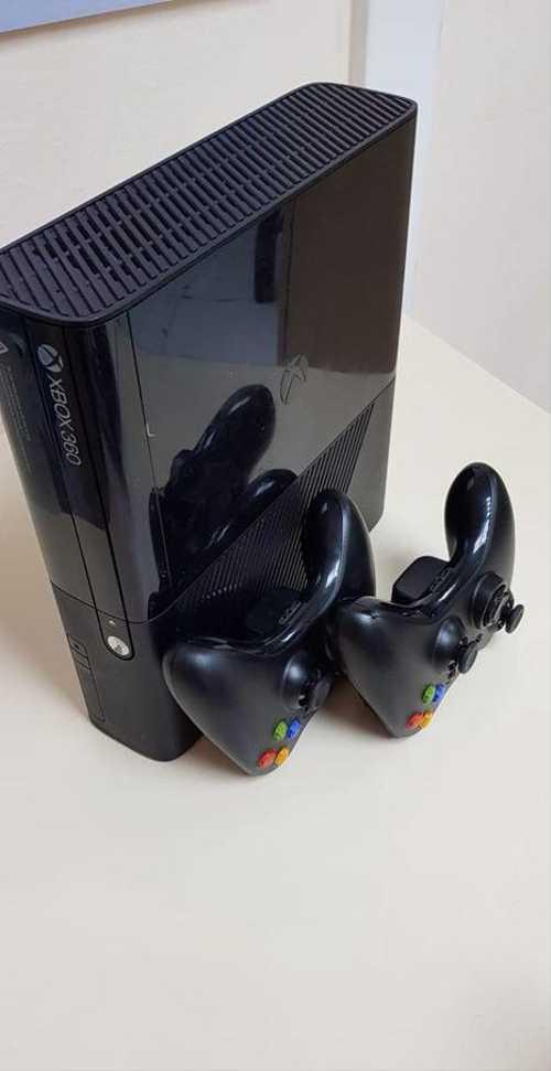 Xbox 360 e 500 g+Два джойстика.+ Игры