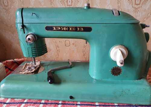 Советская ручная швейная машинка