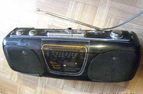 Магнитофон кассетный с приёмником из СССР