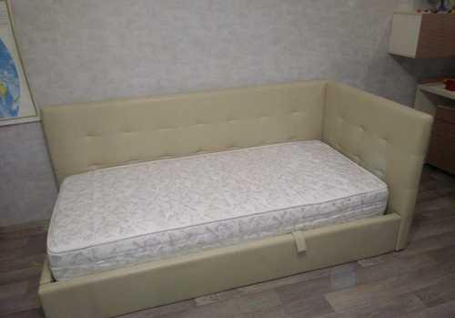 Кровать с мягкими стенками и матрасом