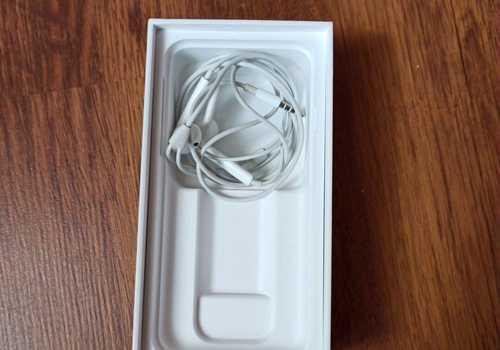 Коробка и наушники iPhone 7