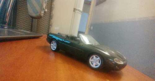 Jaguar xk8 1/24 maisto