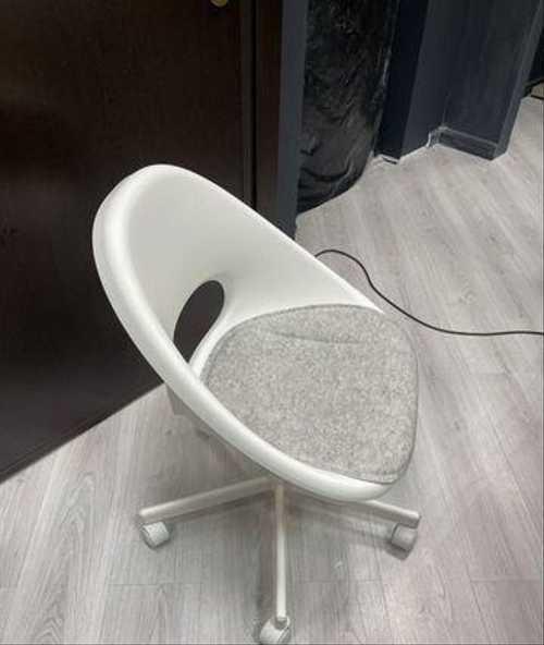 Стол и стулья IKEA