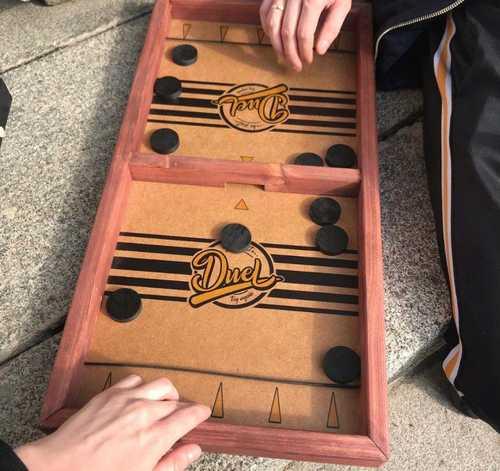Fast sling puck game