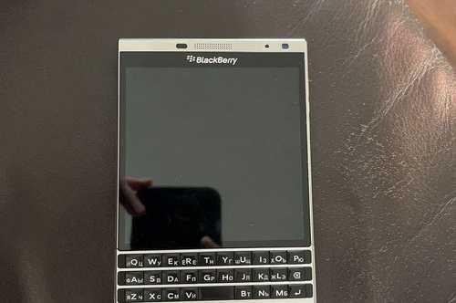 Телефон BlackBerry pasport silver edition