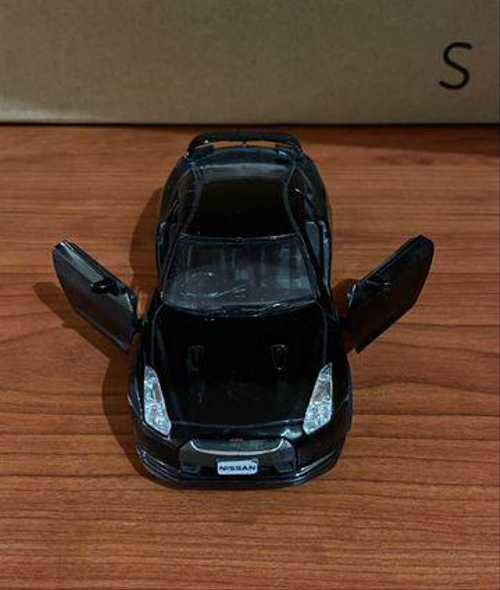 Машинка Nissan GT-R 35 модель 1/36