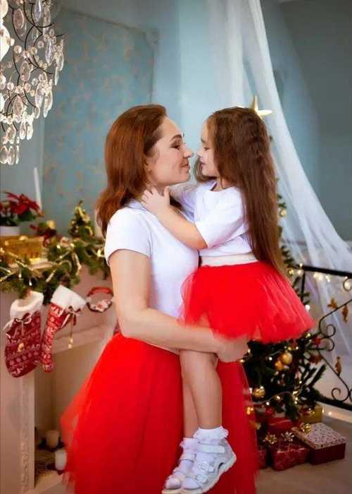 Мама и дочка в фатиновых юбках