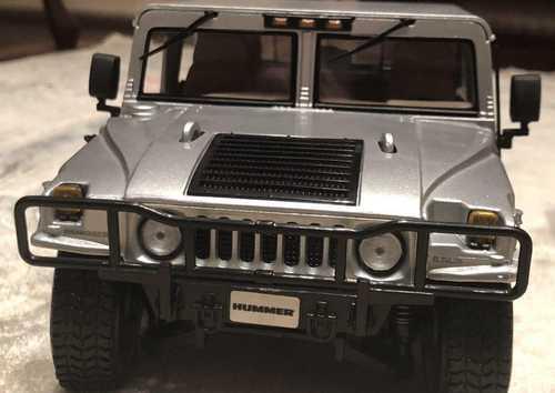 Модель автомобиля 1:18 Hummer H1