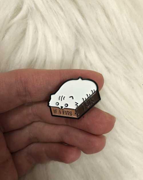 Брошь/значок котик в коробке