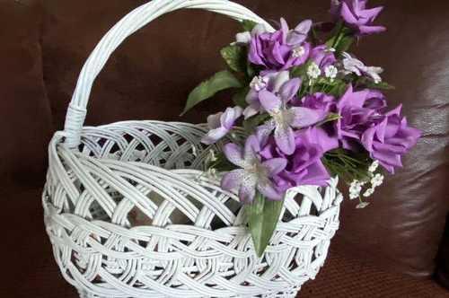 Корзина плетеная с букетом цветов