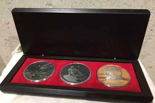 Шкатулка с тремя медалями из самоцветов