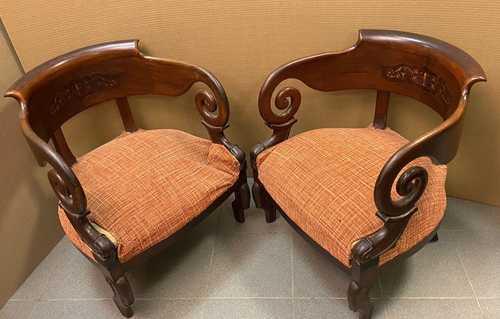 Старинные парные кресла