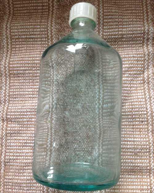 Возьми пустую пластиковую бутылку с завинчивающейся. Стеклянная бутылка с завинчивающейся крышкой. Бутылки 1 литр стеклянные с пробками. Бутыль стеклянная для реактивов 1 л. Бутыль 1 литр стекло.