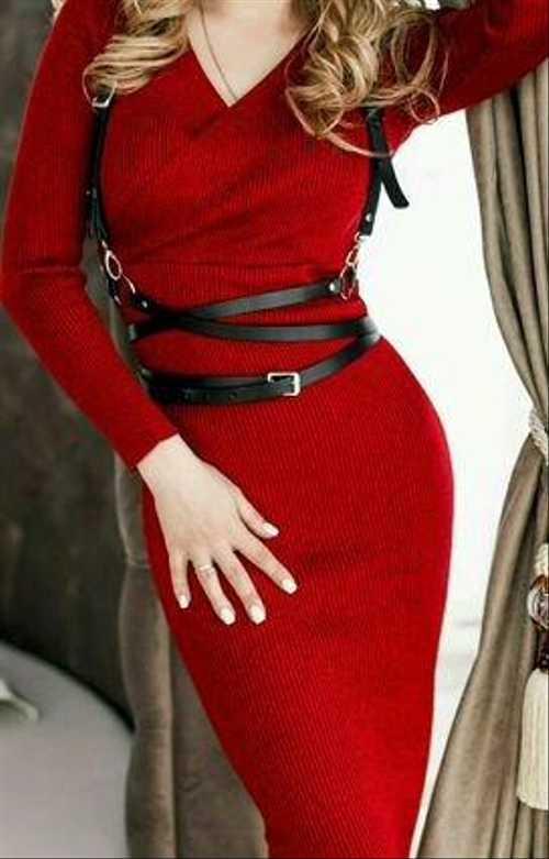 Красное платье с портупеей