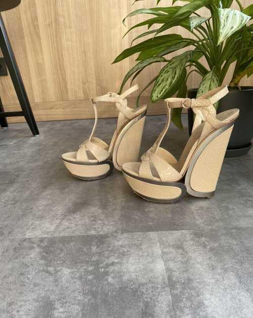 Продам босоножки Casadei