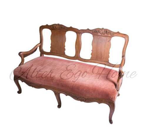 Антикварный диван с резной спинкой