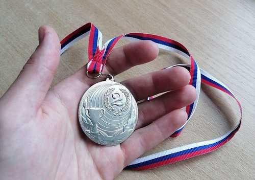 Медали 11 класс 2024 год. Серебряная медаль. Серебристая медаль. Серебряная медаль в школе. Серебряная медаль 2024.