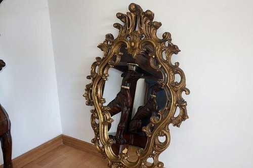 Антикварное зеркало в деревянной раме
