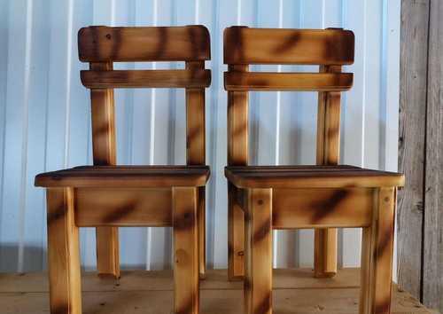 Деревянные стола и стулья