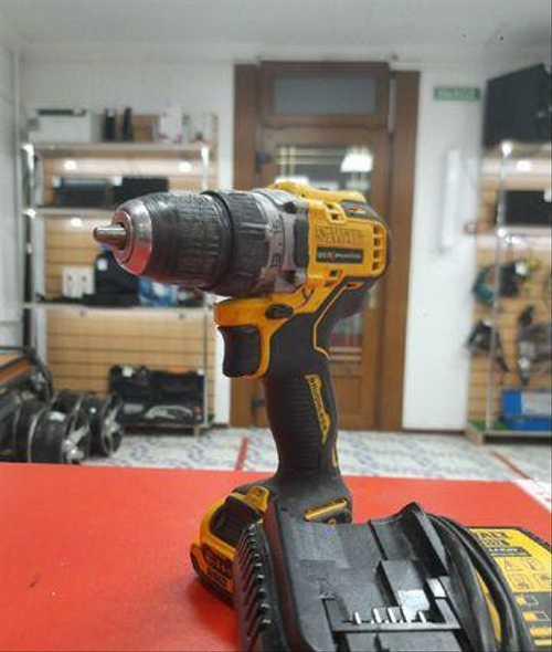 Аккумуляторная дрель-шуруповерт dewalt DCD701