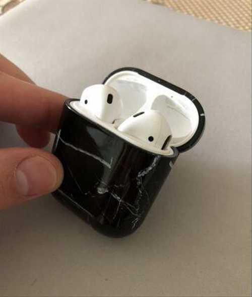 Пластмассовый чехол на AirPods