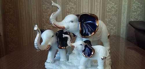 Фарфоровая статуэтка "Семья слонов"