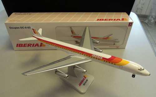 Модель самолёта DC-8-63, масштаб 1/200