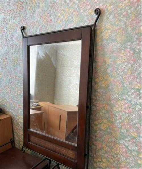 Зеркало с деревянным основанием и кованными элемен