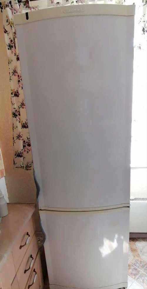 Холодильник белый Vestfrost BKF404 высотой 200см