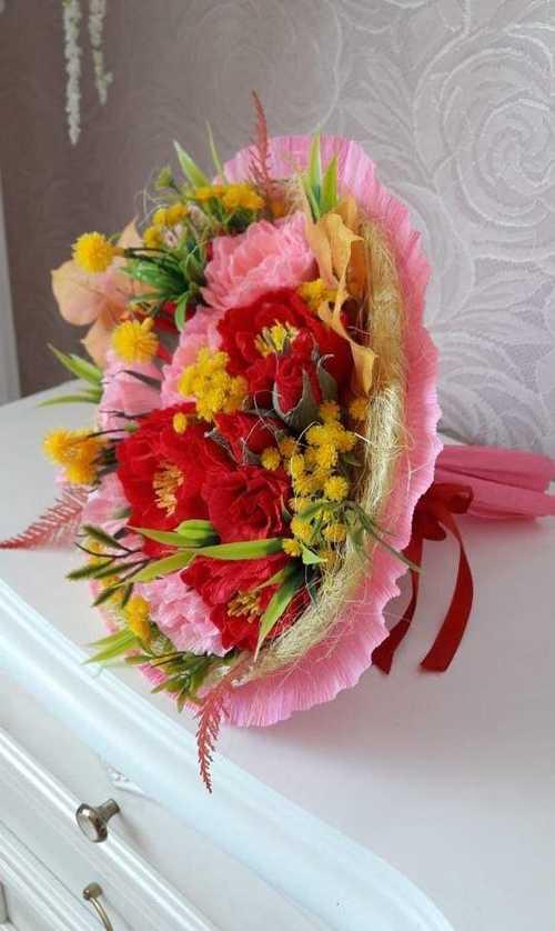 Букет из бумажных цветов с конфетами