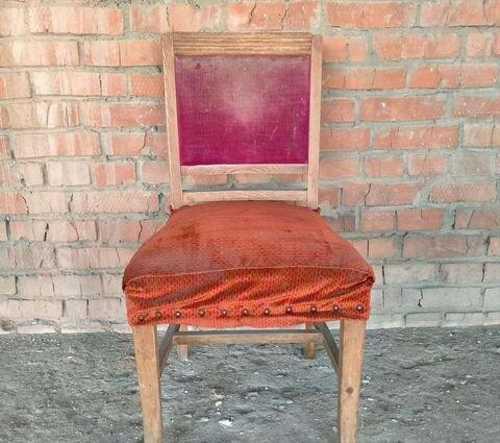 Старинный деревянный стул